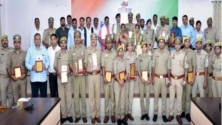 मां तुझे प्रणाम : 30 अधिकारियों-कर्मचारियों को अमर उजाला ने पुलिस ...