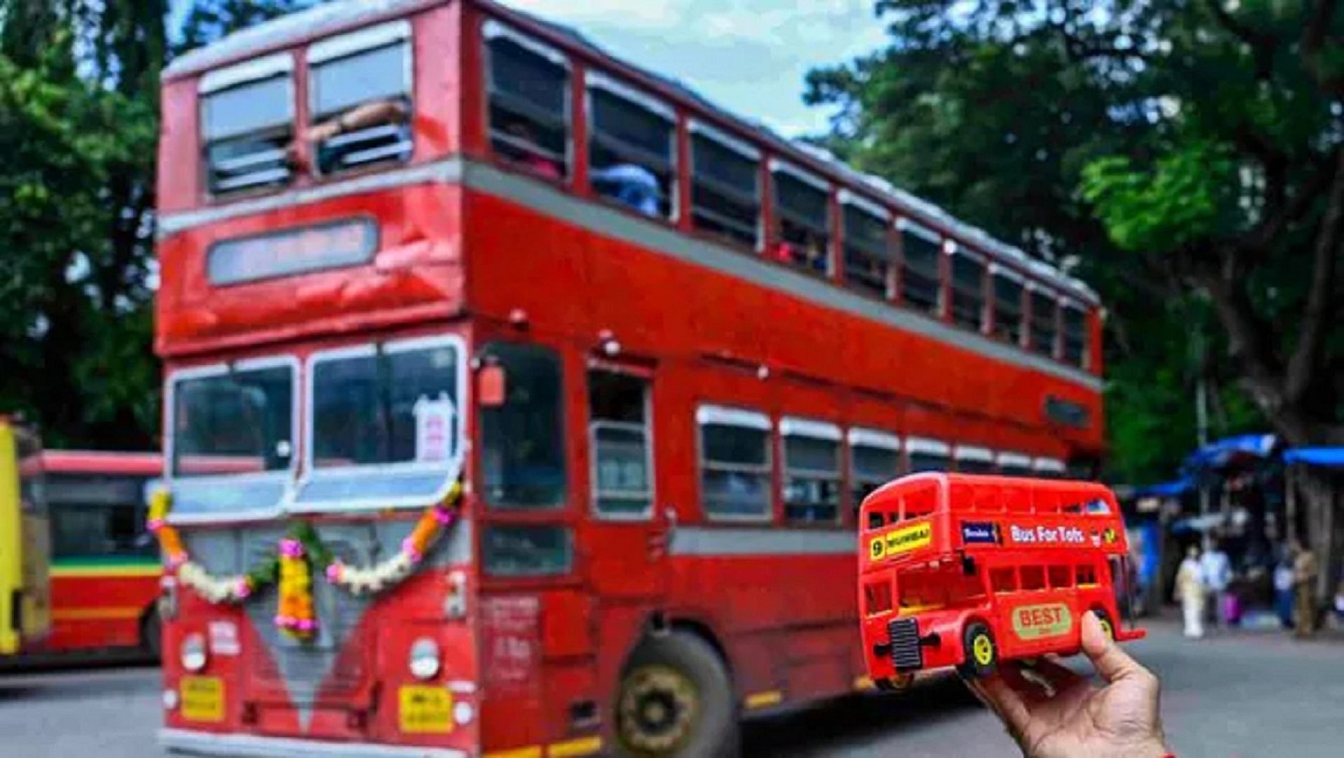 Mumbai Bid Emotional Farewell To Its Iconic Double-decker Buses - Amar ... Mumbai Bid Emotional Farewell To Its Iconic Double-decker Buses - Amar ...
