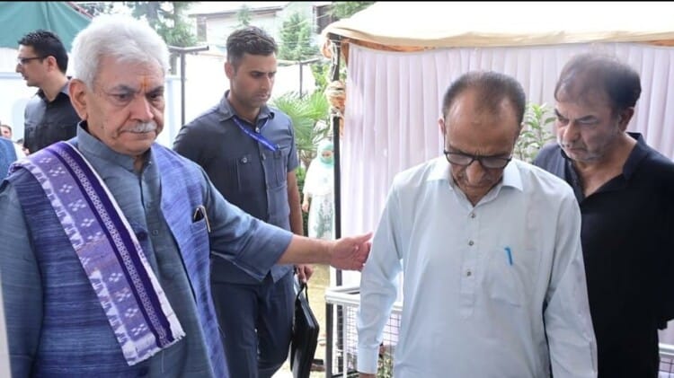 Lg Manoj Sinha Visits Family Of Slain Dsp Humayun Bhat Assures Them Of ...