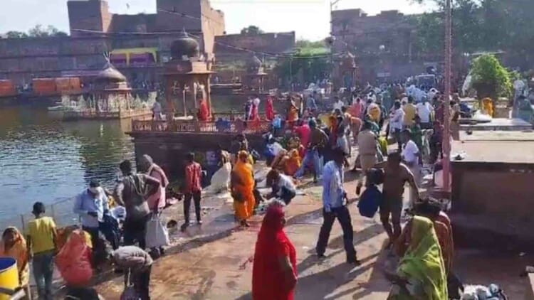 Crowd Of Devotees Gathered In Machkund Of Dholpur On Dev Chhath - Amar ...