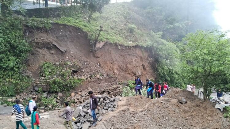 Landslide Near Bus Stand In Mussoorie Road Closed Tourists And Local ...