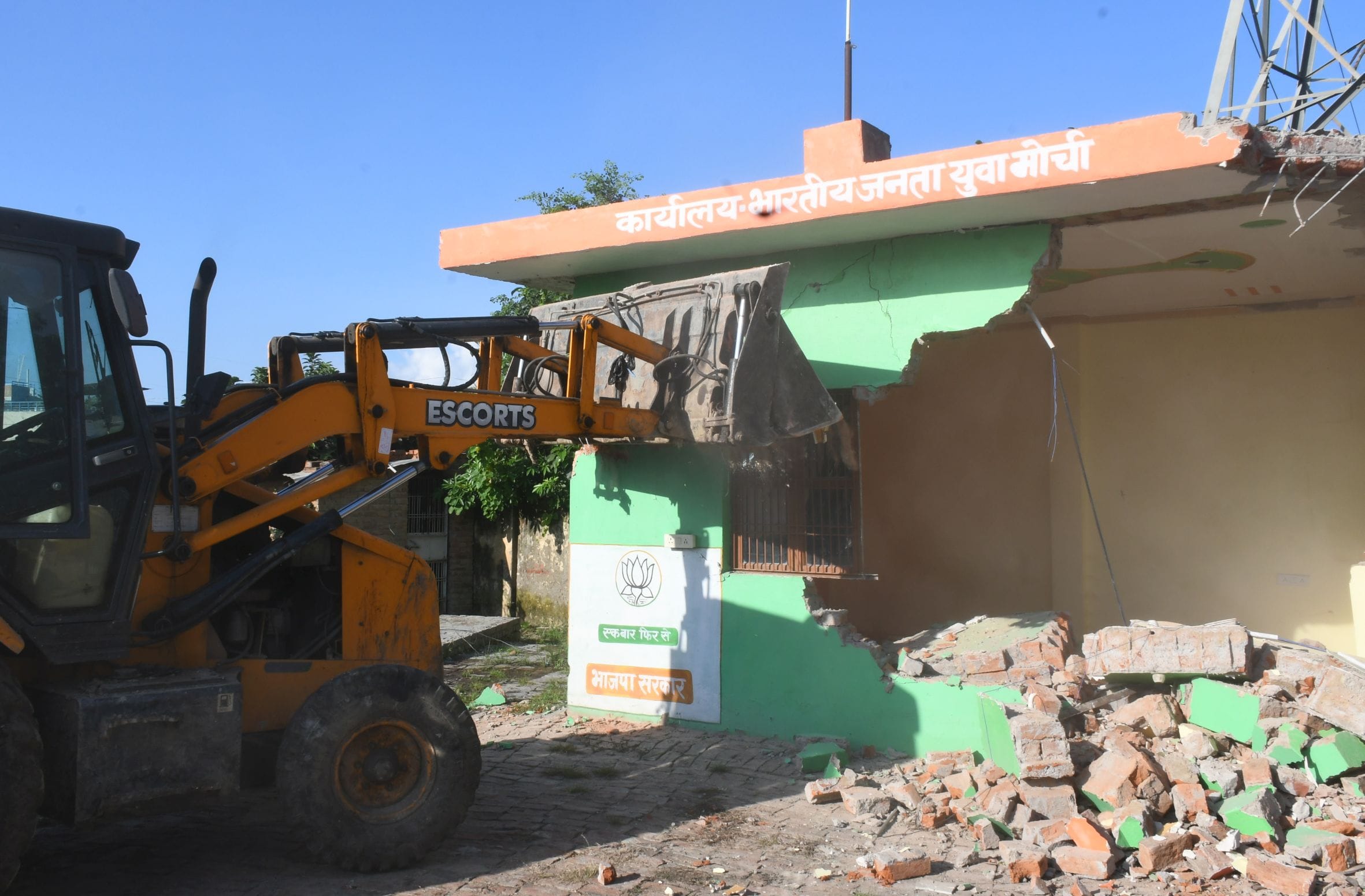 सुल्तानपुर डॉक्टर हत्याकांड:अपराधी के घर चला बुलडोजर, डीएम के मनाने पर ...