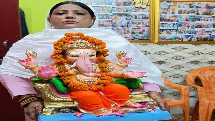 Aligarh News:रूबी आसिफ खान ने गंगा में किया गणपित बप्पा का विसर्जन ...