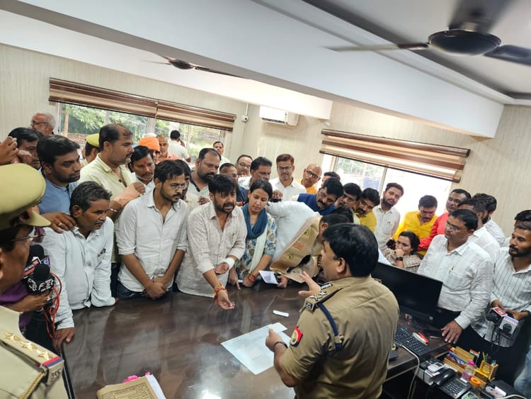 दवा व्यापारी से मारपीट:अंकित शुक्ला ने जॉइंट सीपी के सामने खुद को किया सरेंडर, पार्षद ने कही ये ...