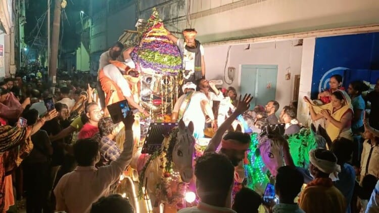 तस्वीरों में बाबा लाटभैरव की बरात: रजत मुखौटा व शृंगार करके माता भैरवी ...