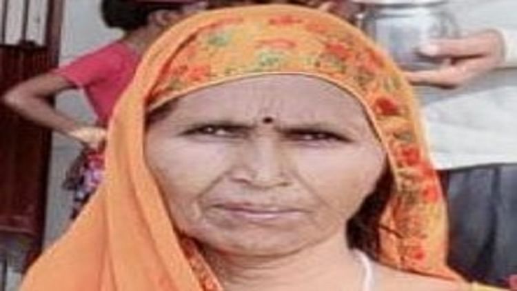 Woman Buried In Straw Dies Due To Suffocation Amar Ujala Hindi News