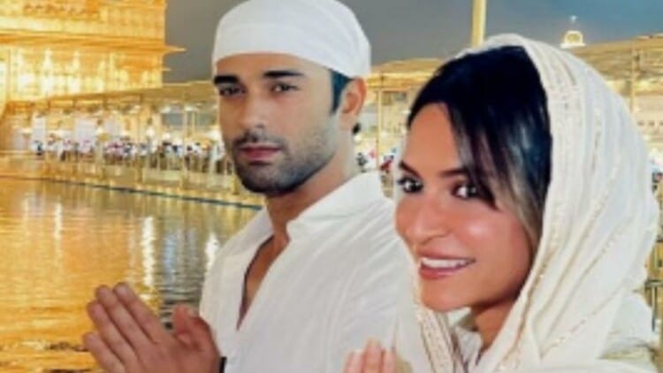 फुकरे 3 की सफलता के बीच गोल्डन टेंपल पहुंचे पुलकित-कृति