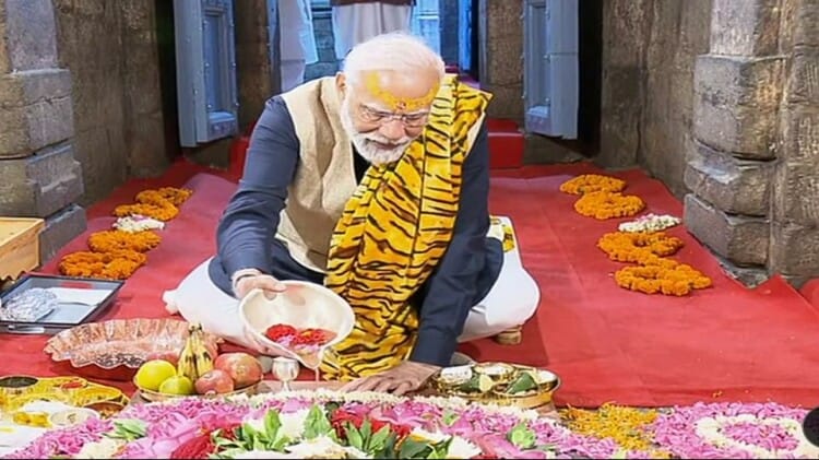 Pm Narendra Modi Reached Jageshwar Dham And Offered Prayers - Amar ...
