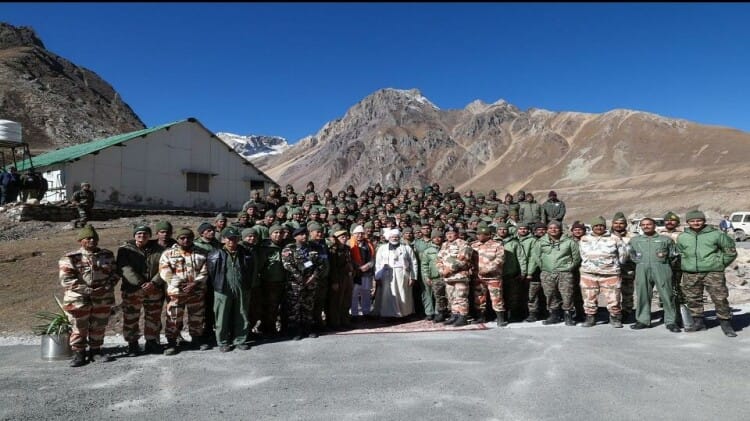 Pm Narendra Modi Met Indian Army, Itbp And Bro Soldiers In Gunji ...