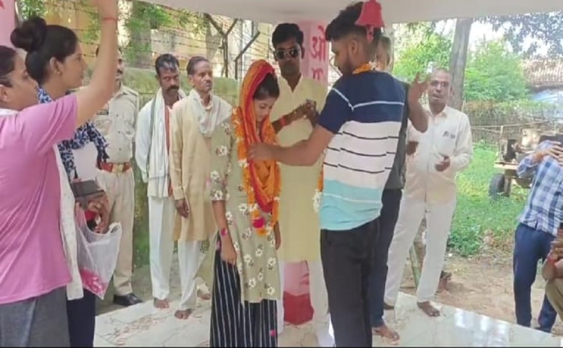 Love Couple Got Married In Police Station Sonbhadra After Request Daroga Ji Please Get Us ...