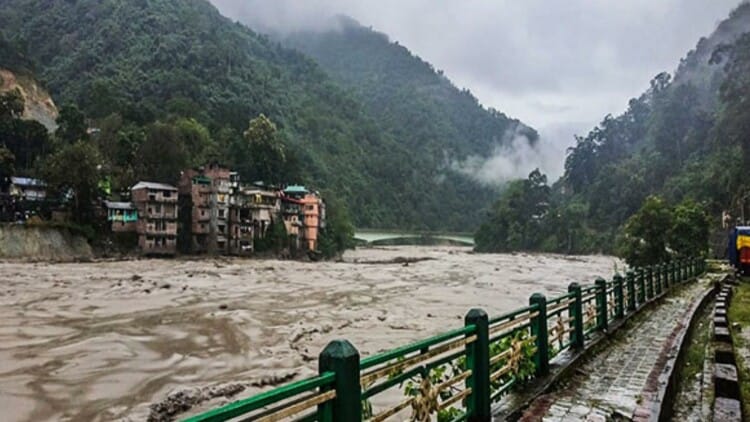 Sikkim Flood Rescue Ops Mangan Dc Water Level Rise North Sikkim Muguthang Advisory - Amar Ujala ...