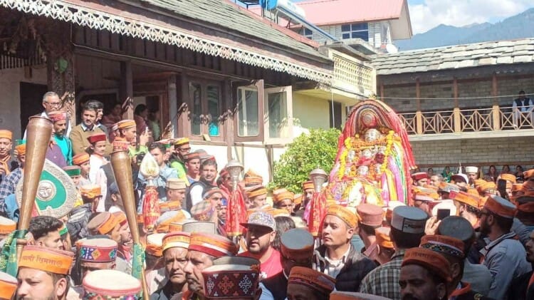 Kullu News:32 साल बाद अंतरराष्ट्रीय कुल्लू दशहरा में शामिल हुए कार्तिक ...