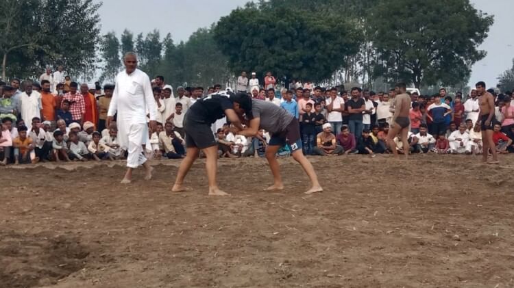 Shamli:दुर्गा मेले के दंगल में लूटी वाहवाही, बराबरी पर रहीं हिसार और ...