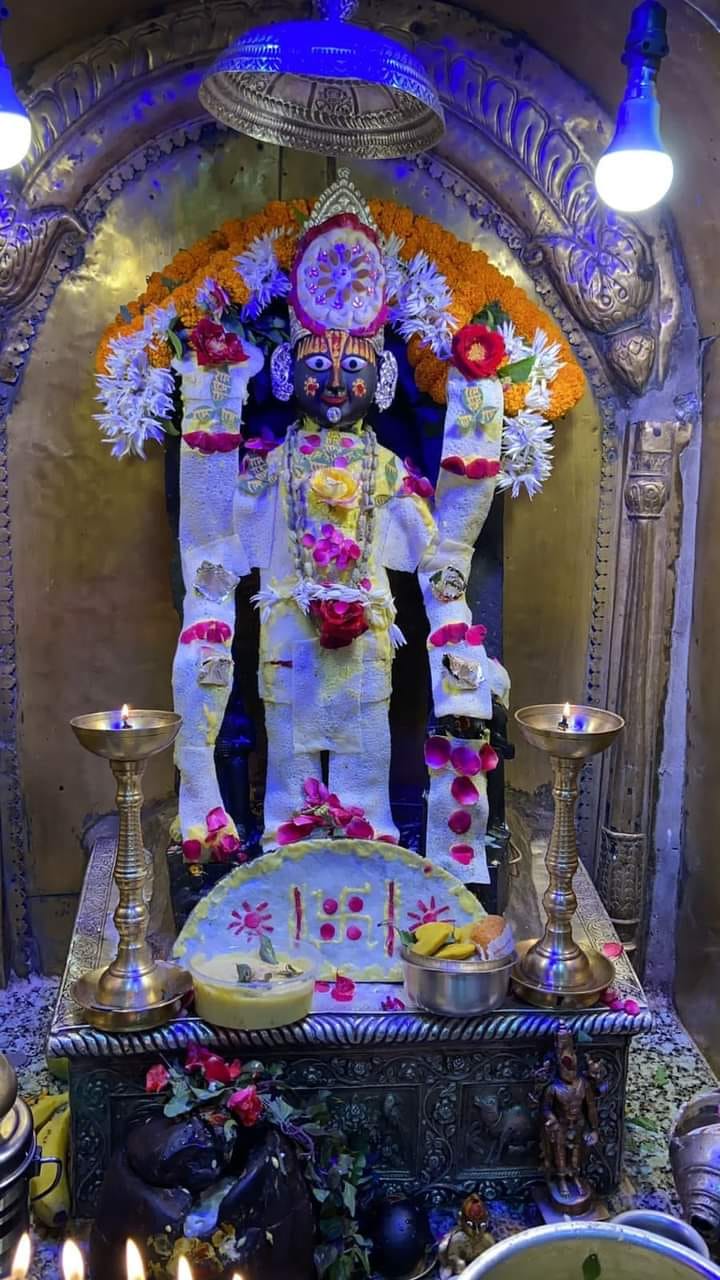 Bindu Madhav Will Wear Cream Clothes And Panchmeva Crown In Kartik ...