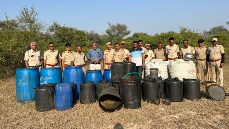 Sirohi Crime:70 लीटर हथकढ़ी शराब जब्त कर 11 हजार लीटर वाश नष्ट, मोहनगढ़ ...