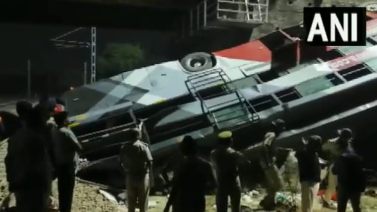 Rajasthan Road Accident:दौसा में रेलवे ट्रैक पर गिरी अनियंत्रित बस, चार ...