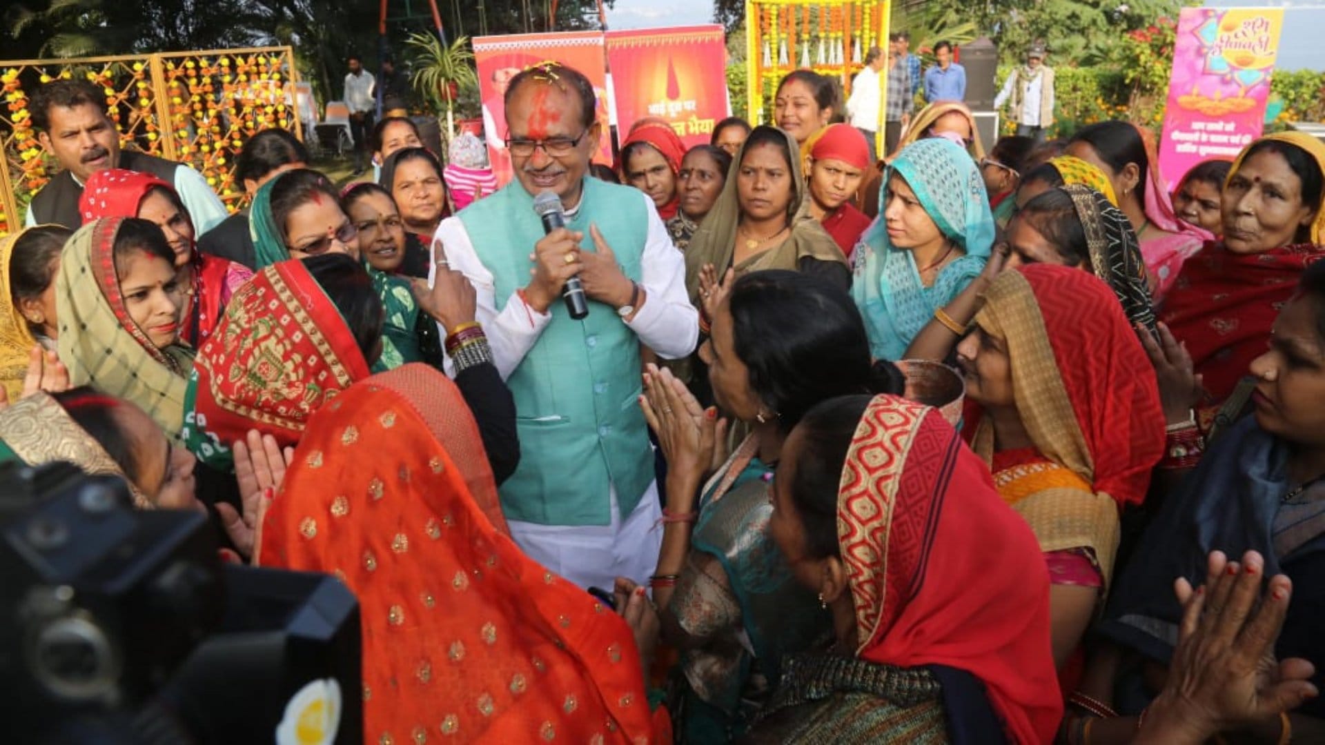 Mp Election 2023:शिवराज के साथ भाईदूज मनाने उमड़ी महिलाएं, Cm का एलान- अब लखपति बहना योजना होगी ...