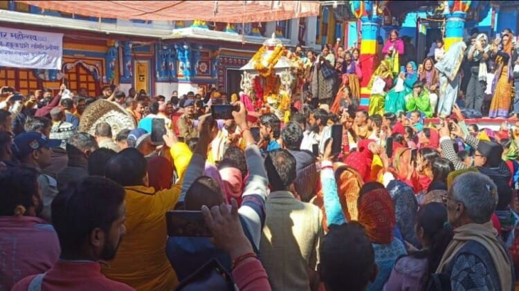 Video : Uttarakhand News Kedarnath Doli Sits In Omkareshwar Temple For ...