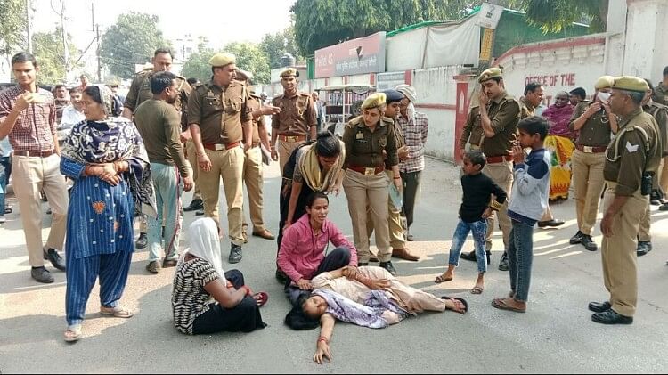 Women Protested By Lying On The Road Outside Ssp Office In Bareilly