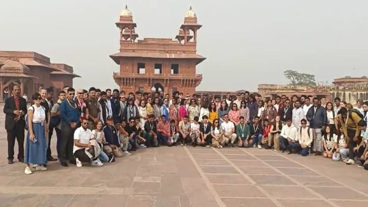 One Hundred Fifty Students From G-20 Countries Visited Monuments In Fatehpur Sikri Agra - Amar ...