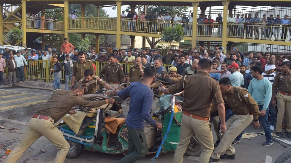 Agra Accident:दिल्ली हाईवे का ये है खूनी कट..., आए दिन होते हैं हादसे ...