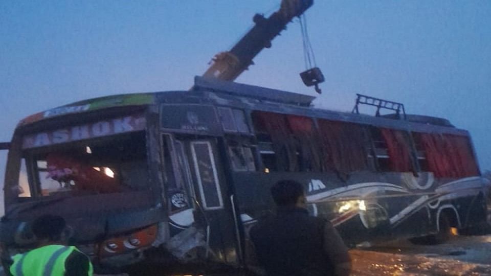 Agra-lucknow Expressway Accident: Double Decker Bus Overturned, Many Passengers Injured - Amar ...
