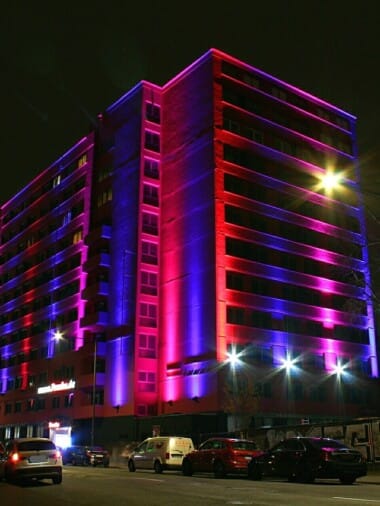 दुनिया का सबसे बड़ा 'लव होटल', हर दिन आते हैं हजारों लोग