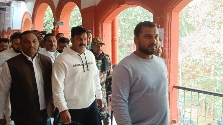 Bihar News : Bhojpuri Star Pawan Singh Reached Arrah Civil Court ...
