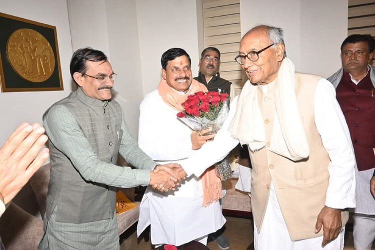 Mp Politics: Madhya Pradesh Cm Mohan Yadav Meet Mps And Congress Leader Digvijay Singh - Amar ...