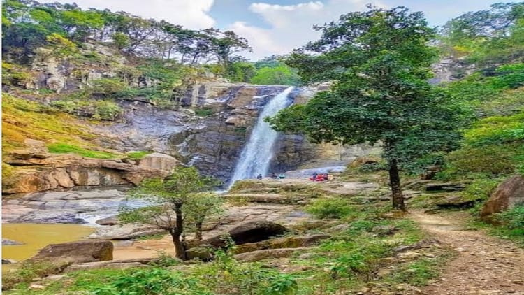 Balrampur:100 फीट ऊंचाई से गिरता है पवई झरना, जिले का है प्रमुख पर्यटन ...