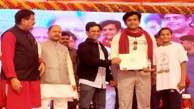 Pindra Mahotsav: When Nirahua Sang 'bulldozer Baba Chap Rahe Then Ravi ...