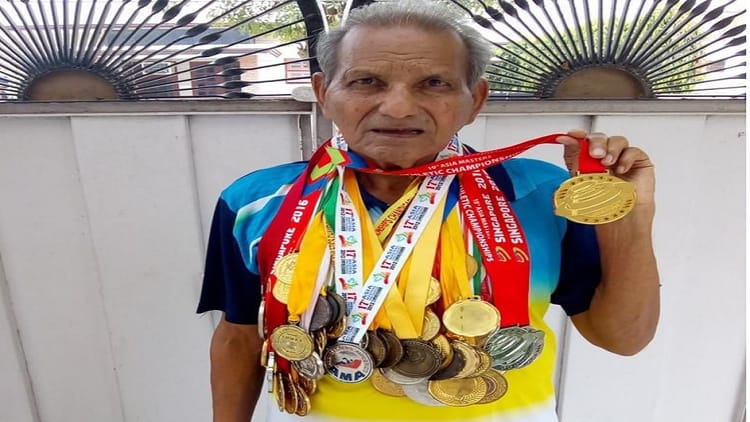 Hisar: Age At Which People Hold Stick, At Age Of 85 Dr Sangwan Is ...