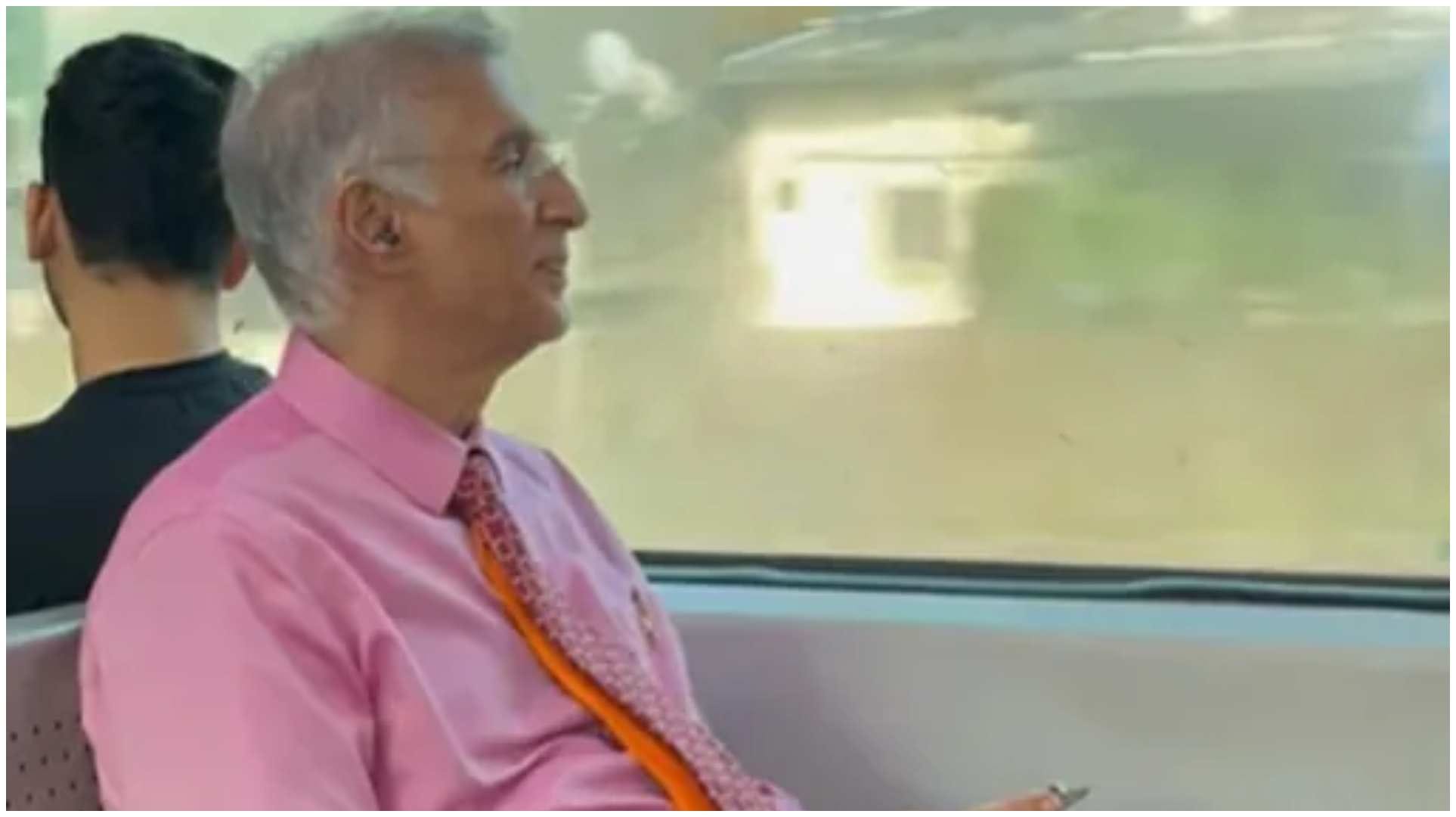 Niranjan Hiranandaniमुंबई में लोकल ट्रेन में सफर करते नजर आए ये अरबपति 0957