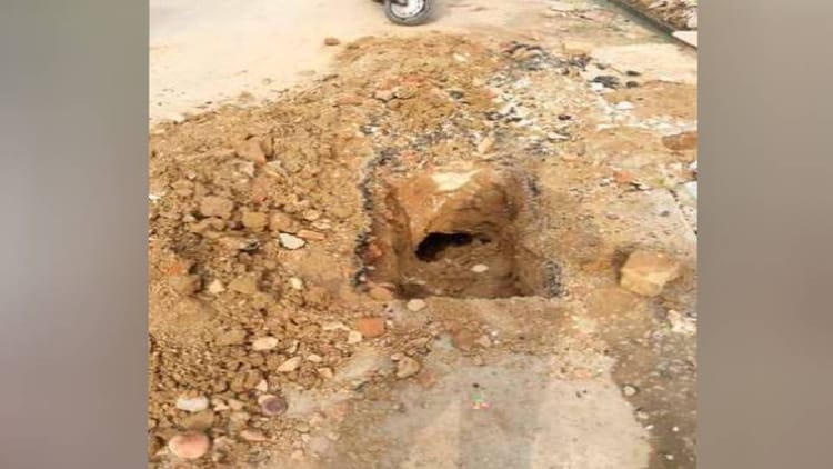 Construction Unit Of Jal Nigam Made Sewer Manhole On Top Of Ganga Water ...