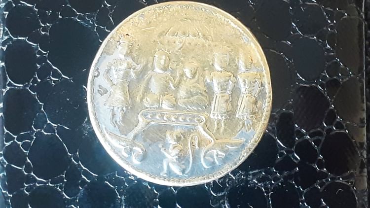Ram Gupta Have 284 Years Old Coin Of Ram Darbar In Bareilly - Amar ...