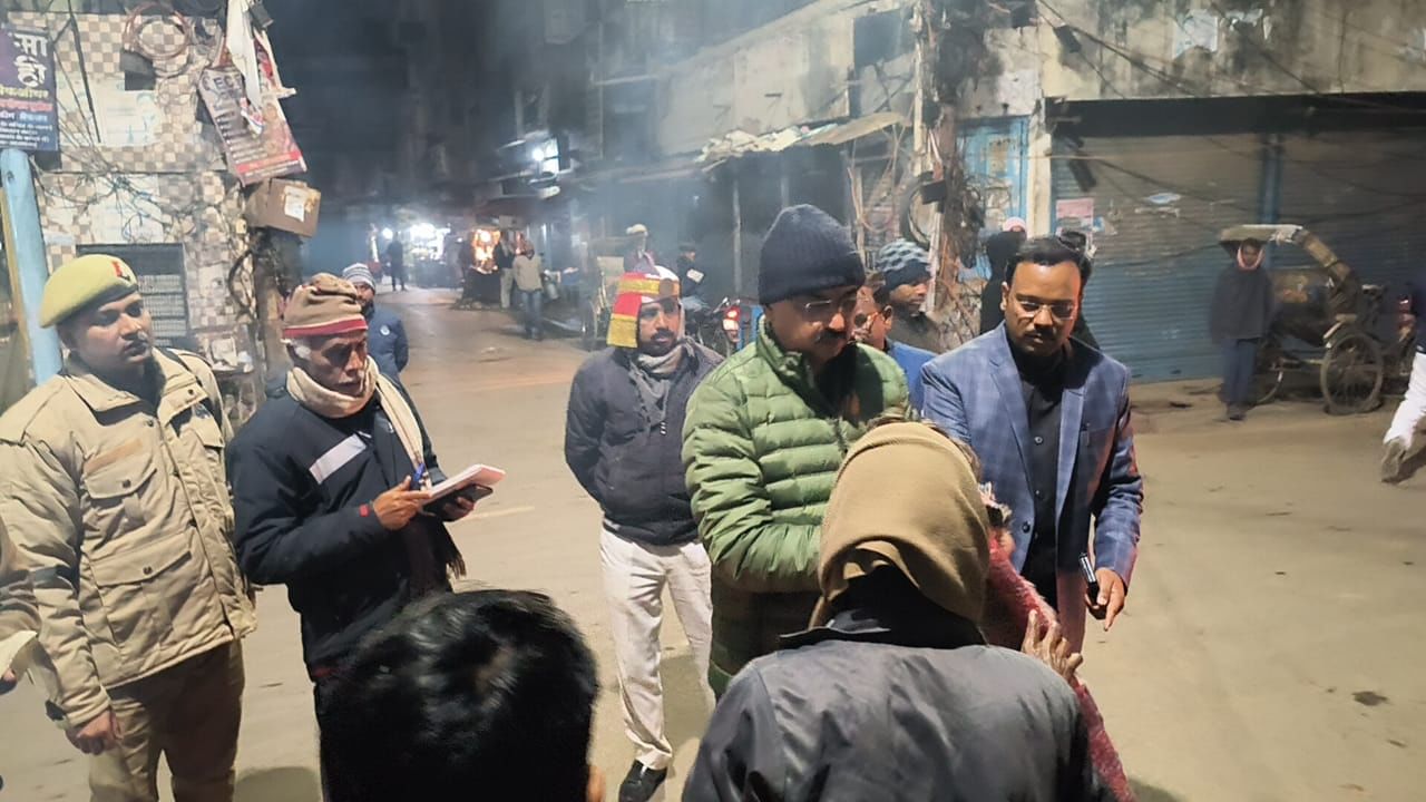 Azamgarh Dm Vishal Bhardwaj Inspected Hospital And City And Distributed ...