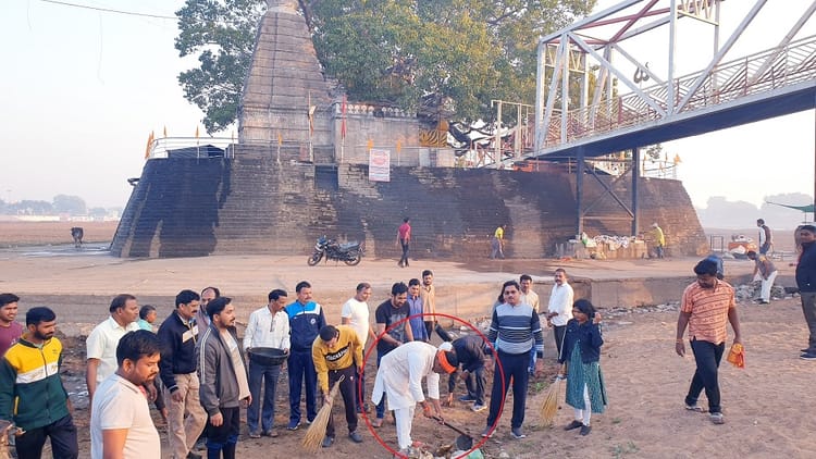 Gariaband:राजिम के इतिहास में पहली बार मंदिर चकाचक, विधायक की सफाई में ...