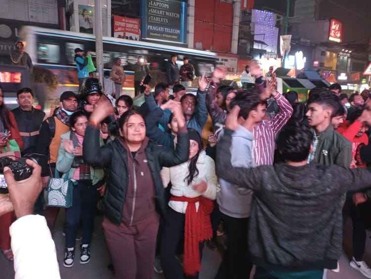 Video : Dehradun People Colored In Color Of Ramlala Danced On ...