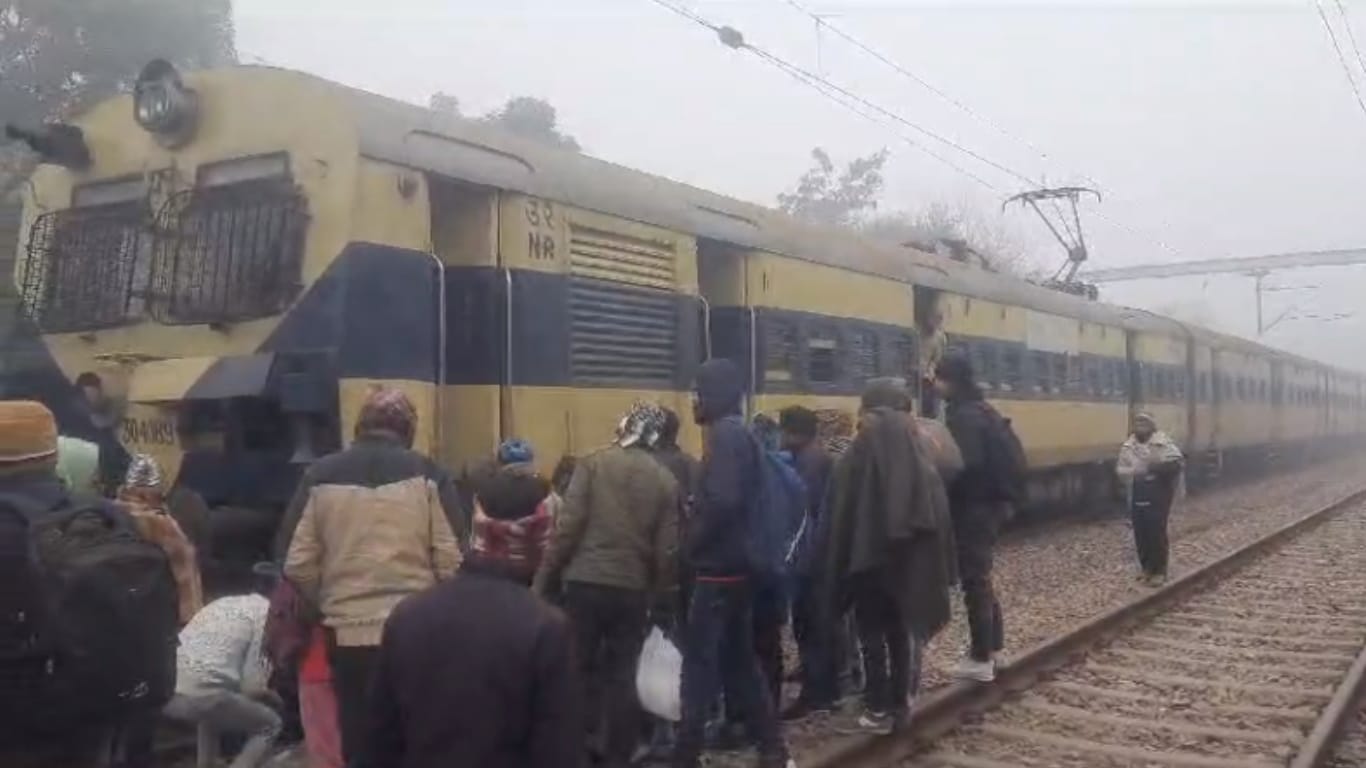 Shamli: Train Going From Saharanpur To Delhi Remained Standing At The ...