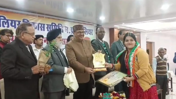 Gwalior:गणतंत्र दिवस के अवसर पर कथक नृत्यांगना डॉल जयेश कुमार का हुआ ...