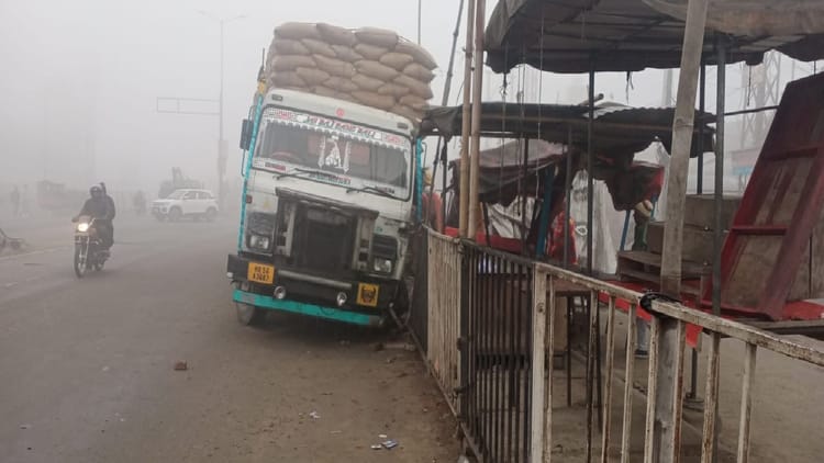 कोहरे का कहर:नरवाना में नेशनल हाईवे पर हादसा, सड़क की रेलिंग तोड़ ...