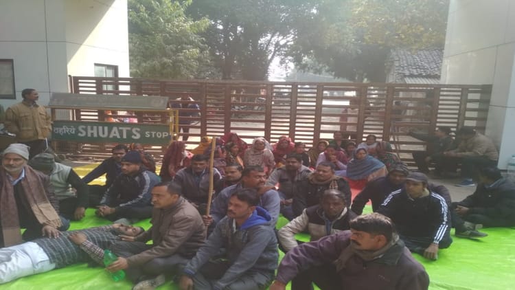 Shuats: After Teachers, Now Security Personnel Started Protest ...