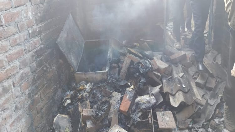 Gas Cylinder Exploded In Kadar Chowk And Ujhani Area In Badaun - Amar Ujala Hindi News Live - Up ...