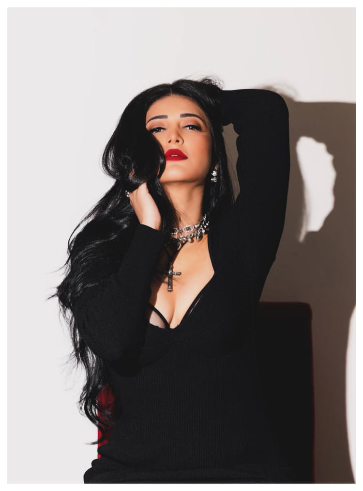 श्रुति के बोल्ड अवतार ने बढ़ाई फैंस की धड़कनें