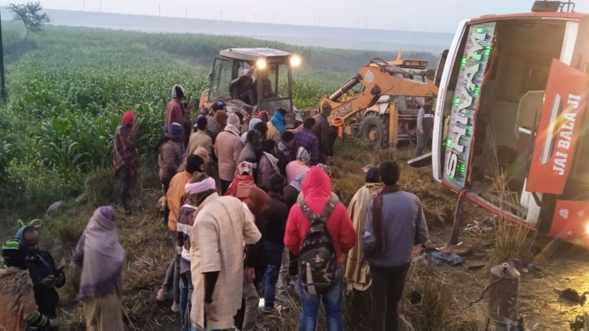 Bihar:कटिहार में यात्रियों से भरी बस अनियंत्रित होकर गड्ढे में पलटी; दो ...