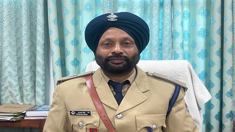 Haldwani Violence: Sp City Haldwani Harbans Singh Saved Women Soldiers ...