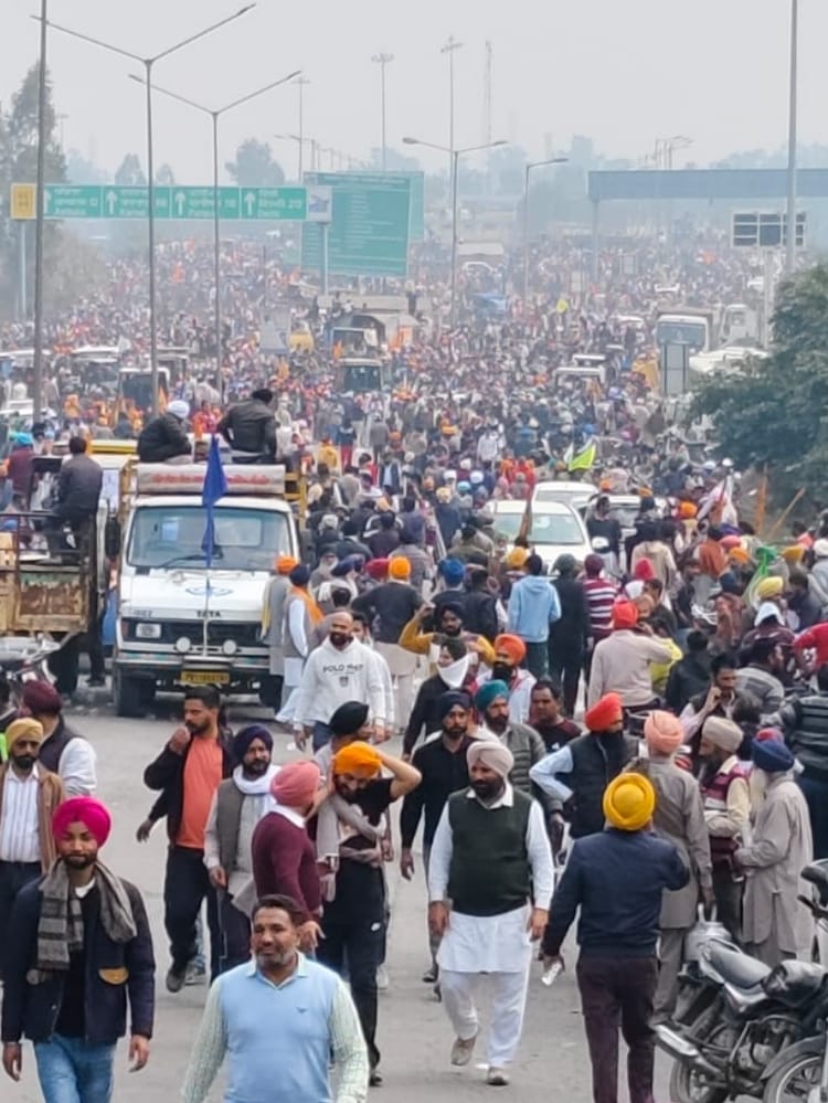 Kisan Andolan: तस्वीरों में देखिए शंभू बॉर्डर पर हंगामा