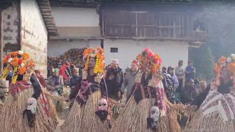Kullu News:कुल्लू की बंजार घाटी में फागली पर्व शुरू, मुखौटे और घास का ...