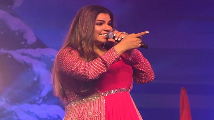 Audience Danced To The Songs Of Singer Mamta Sharma At Bollywood Night ...