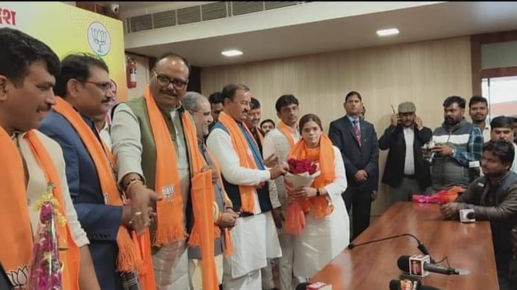 Richa Singh Joins Bjp, Was Expelled From Sp For Opposing Swami Prasad ...